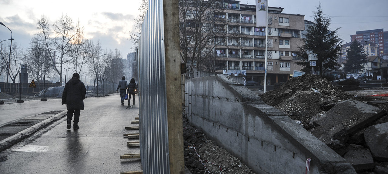 Rrënohet muri i Mitrovicës - Leonora Aliu